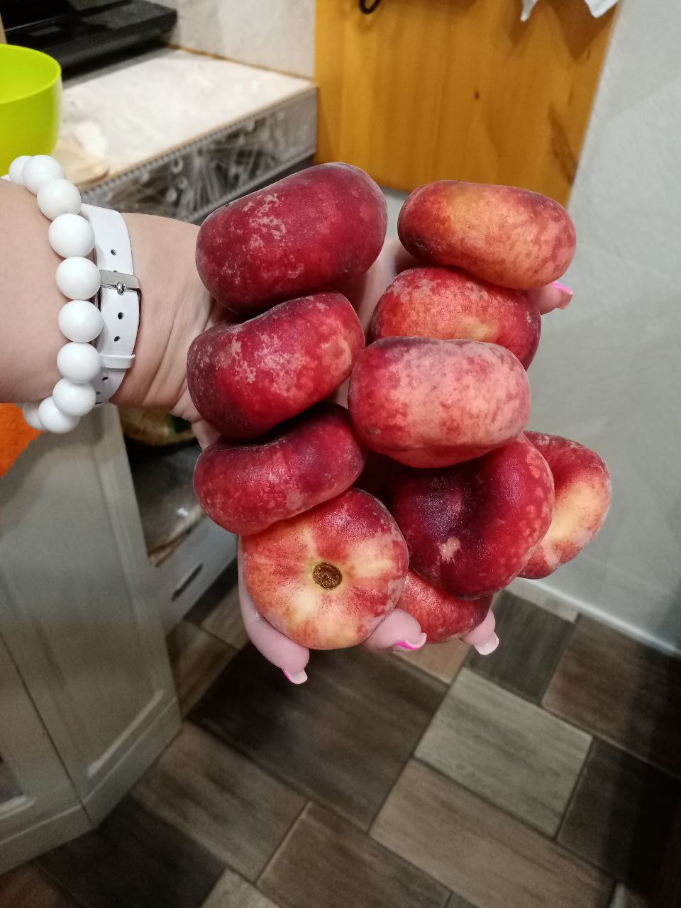 Ten Peaches in One Hand · Let's Master English